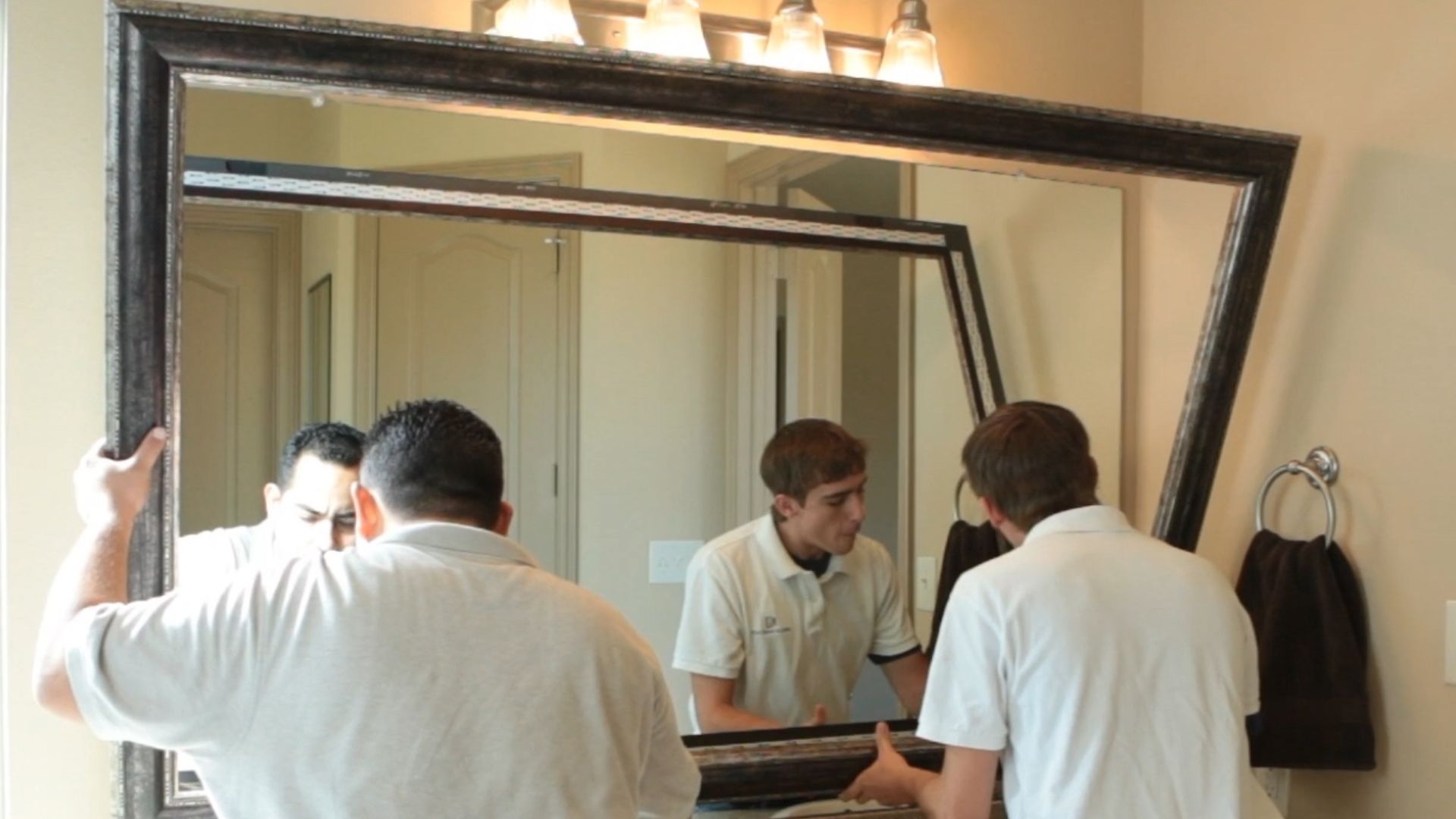 Luxury Rеflеctions: Dеsigning Custom Mirrors for Dubai's Elitе