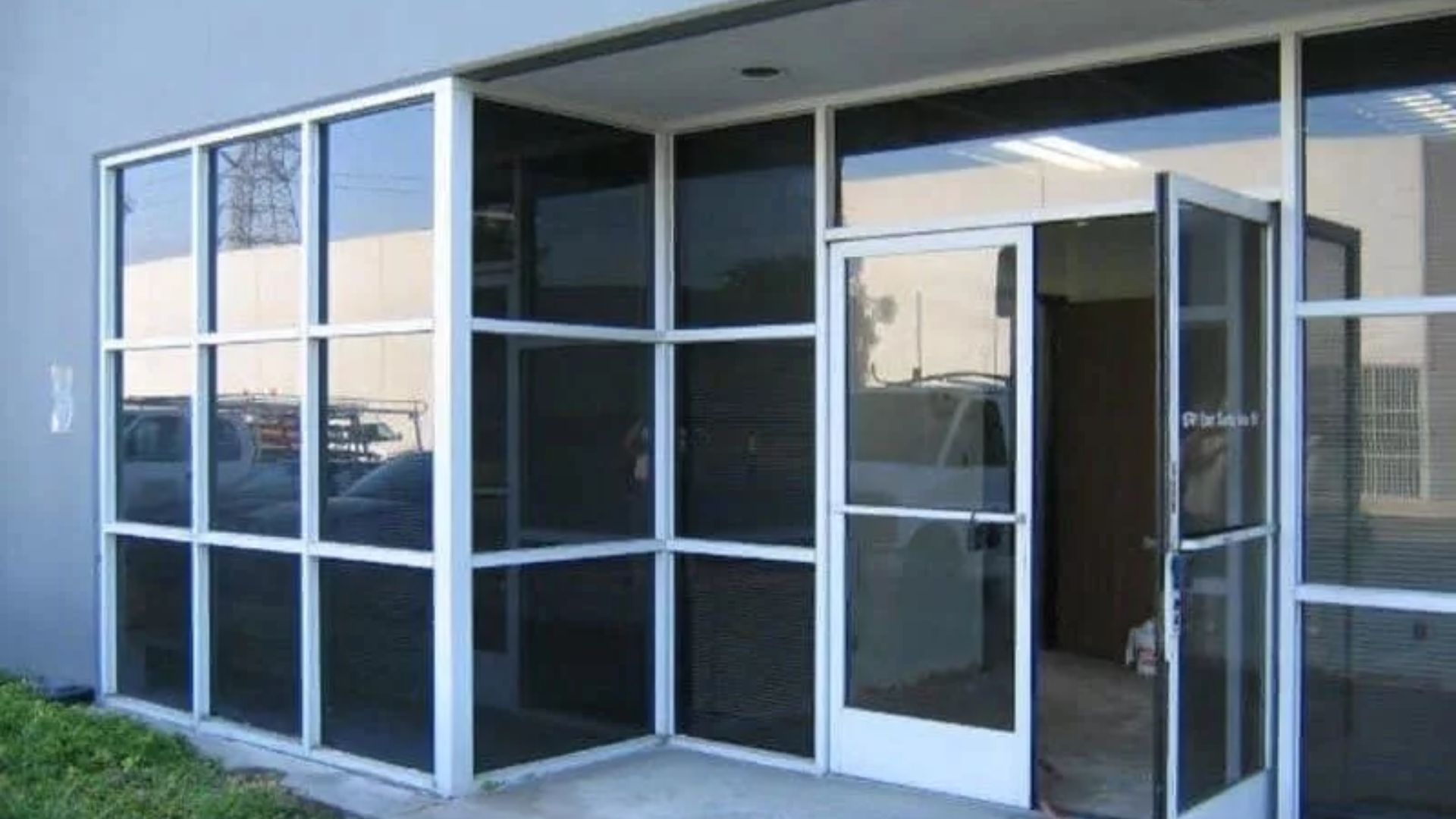 Transforming Dubai Spaces: The Art of Aluminium and Glass Work