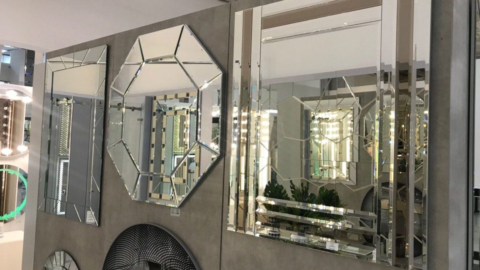 What are the Latest Trends in Mirror Design at Dubai's Shops?